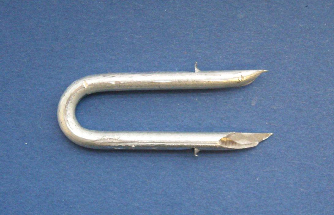 40mm HERDGUARD GALVANISED BARBED FENCING STAPLES 5kg – Topline Murphys